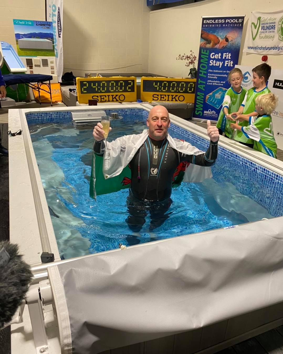 World Record raises thousands for Cancer Support - Hot Tub Retailer News